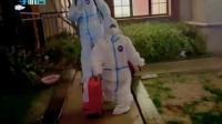小朋友和家人前往隔离点隔离,孩子自己拉行李箱穿着防护服前行!希望...