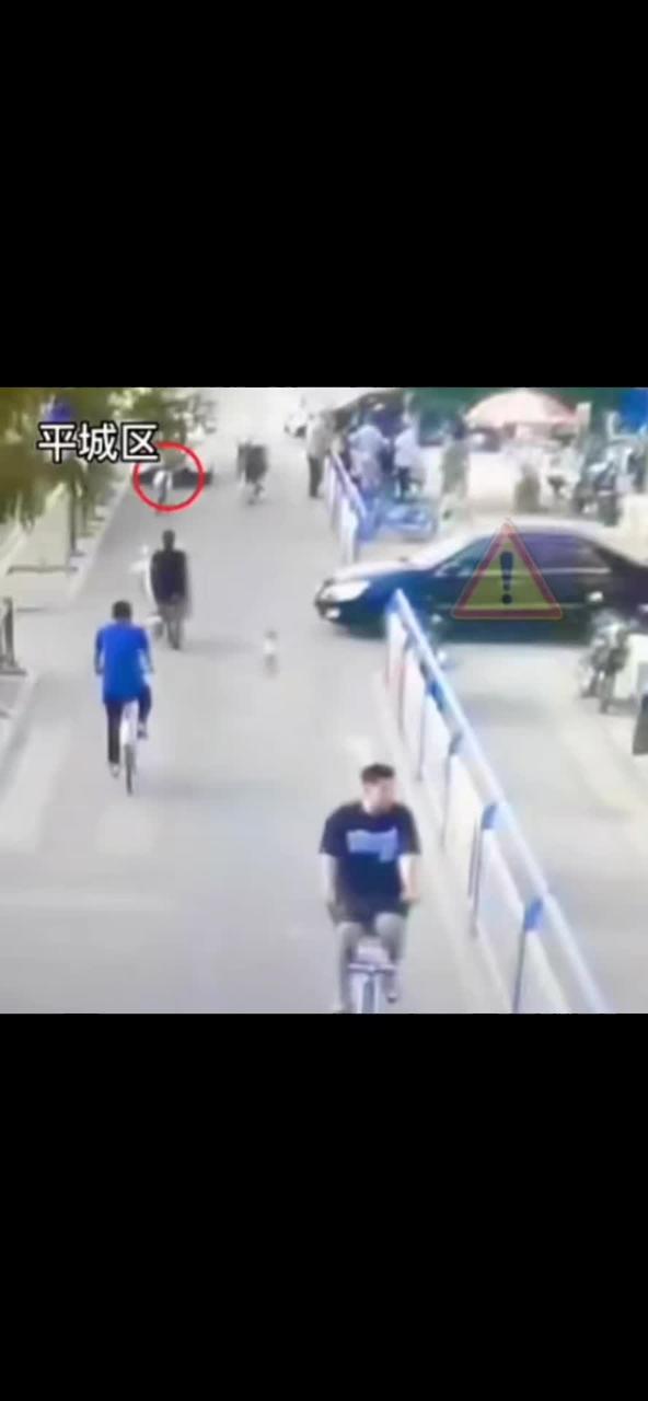 交警提醒:分心驾驶不可取,逆行最终出事故,安全行车需谨慎!为了您和...