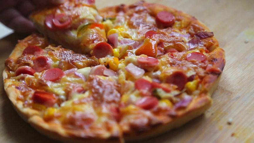 想吃披萨不用买,在家就能自己做,成本不到10块钱,口味随心换
