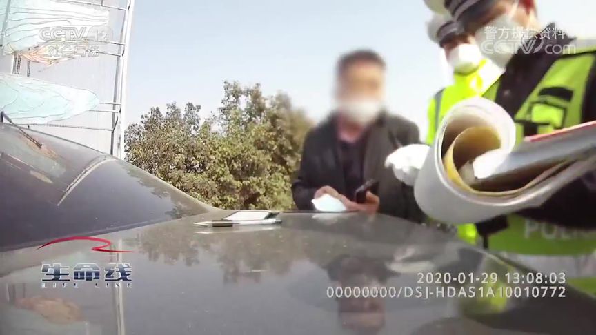 喝医用酒精消毒?这个司机防护手法很另类