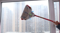 窗户外面玻璃难擦到,教你一个方法,里里外外都擦得干净没灰尘