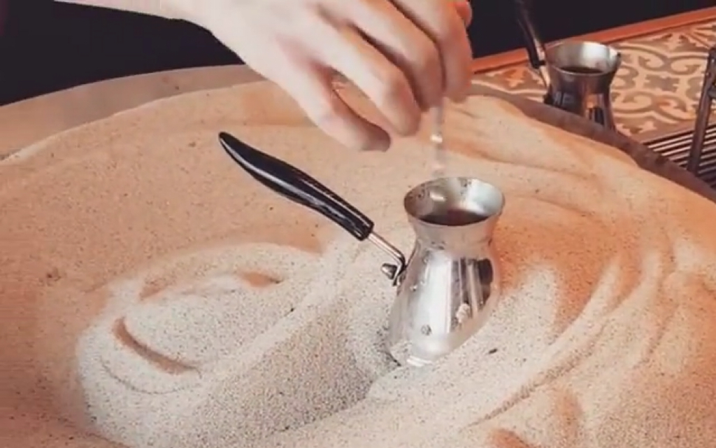 讲究!用沙锅煮出来的土耳其咖啡,完了还要用手冲滤纸过滤下