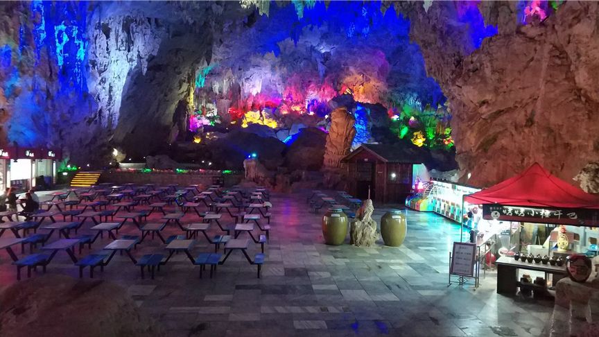 国家级风景名胜区、国家AAAA级旅游景区——建水燕子洞