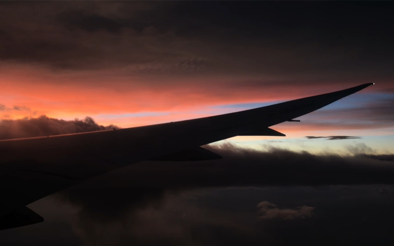 厦门航空 B787-8 MF8457 B-2769 在晚霞中穿越乌云层