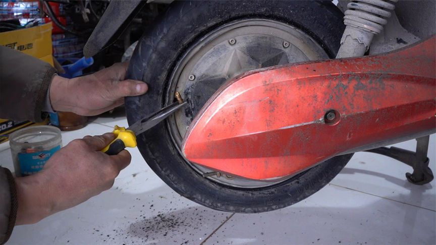 真空胎气门嘴漏气怎么检查?如何自己在家换气门嘴?学会立刻搞定