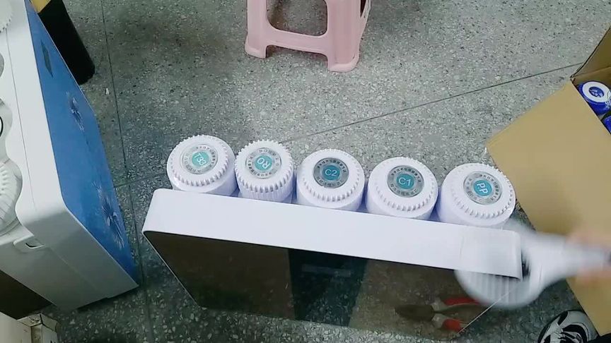 像这种背后有五个筒的净水器,滤芯一般是通用规格的