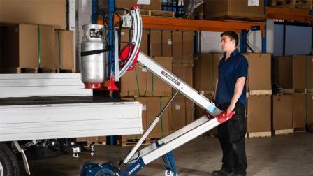 可以手动搬货卸货的叉车, 利用杠杆原理, 不费一滴油!