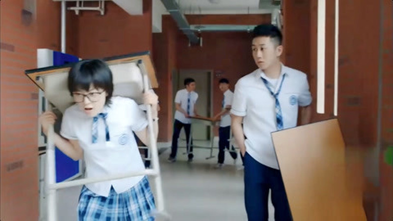 少年派:林妙妙江天昊比拼搬桌子,还被班主任表扬,任命劳动委员
