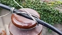 用铝线绑扎固定在棒式瓷瓶上,电线杆上的电线,就是这么固定在电线杆...
