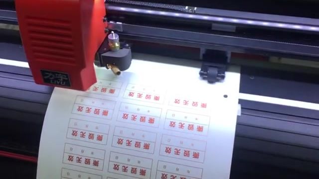 力宇自动巡边刻字机。#广告设备 #广告制作 #广告喷绘 #广告加工