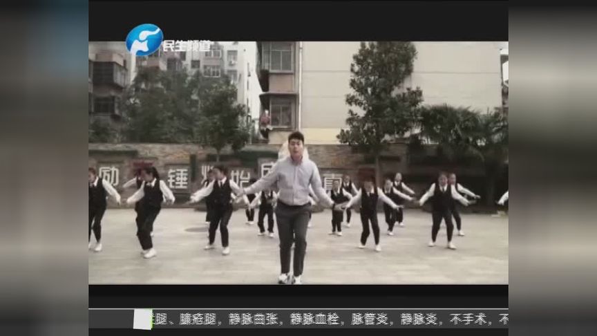 小学生跳创意啦啦操 舞蹈是体育老师教的 网友:帅气!