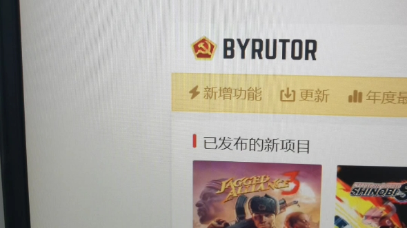这个网站可以免费下载付费游戏。但是是离线版。咱也不能要求人家太多