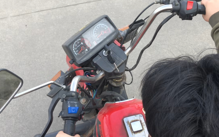 三轮摩托车如何上单边桥和怎么坡道定点,坡道起步