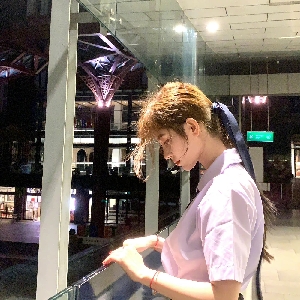 鞠然在这里 