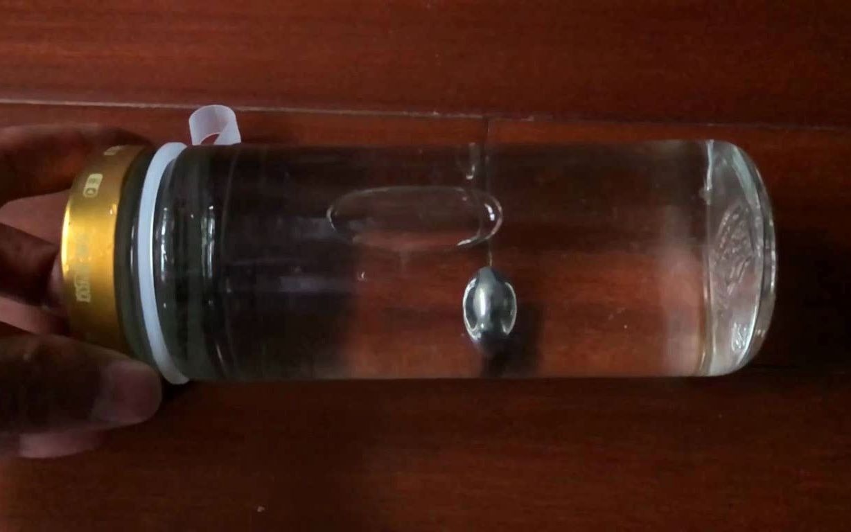 水箱内的气泡与加速的方向相同不是因为惯性的大小不同造成的