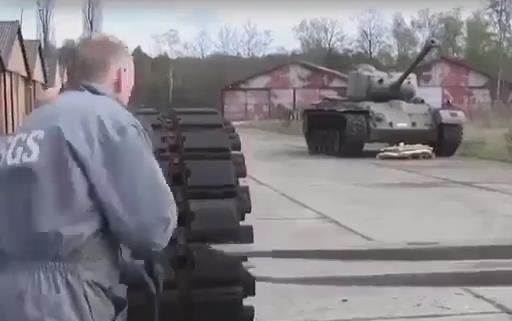 坦克更换履带全过程。请善待每位后勤人员,太费劲了。