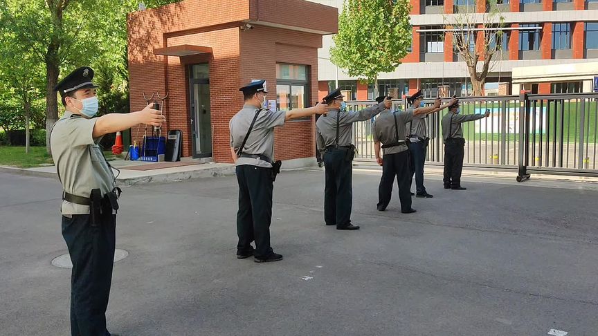 为打造平安校园,让每一位保安员都能熟悉掌握器械如何使用