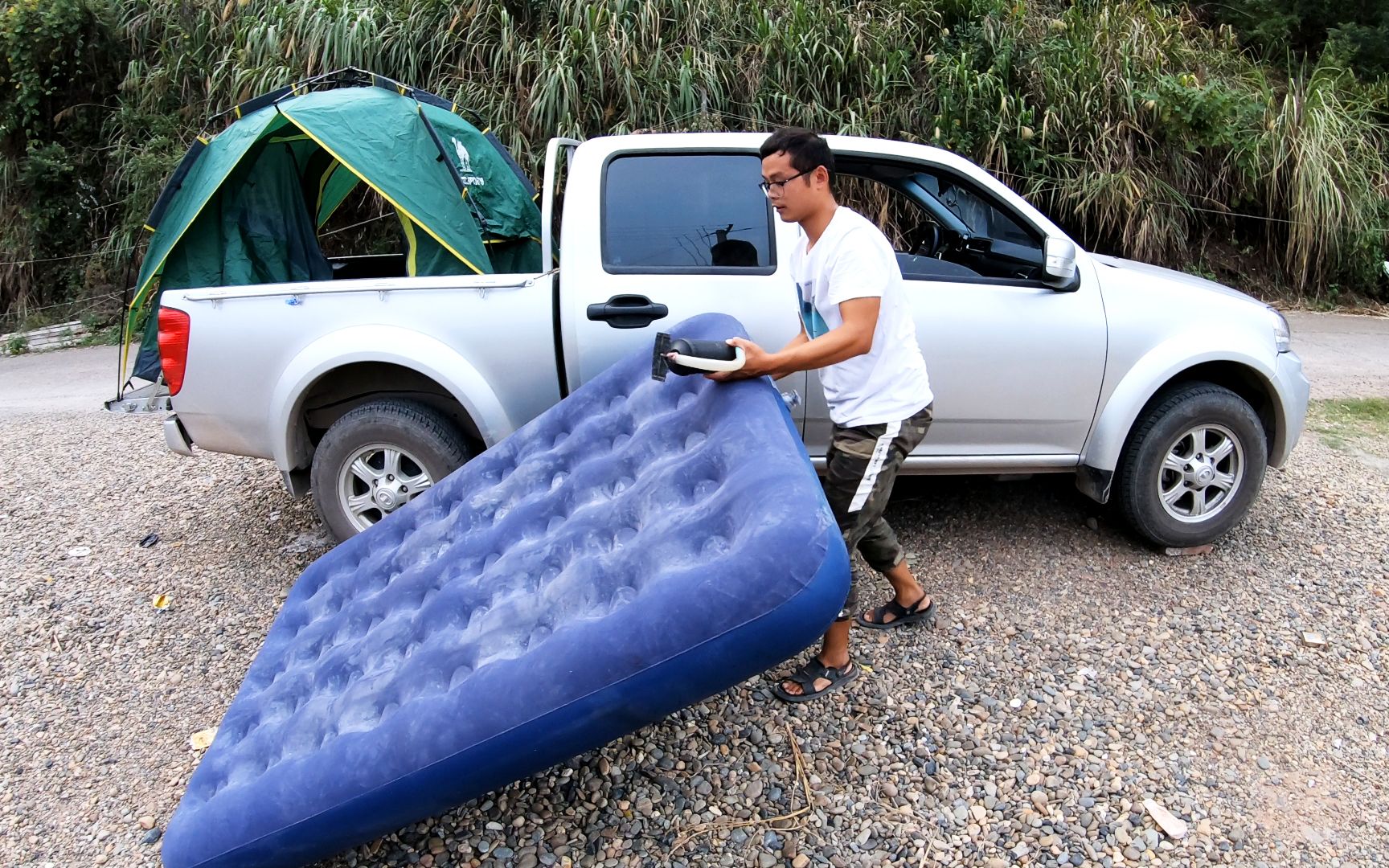 在皮卡车厢搭个移动帐篷,晚上踏实睡觉,完全不用担心有毒蛇!