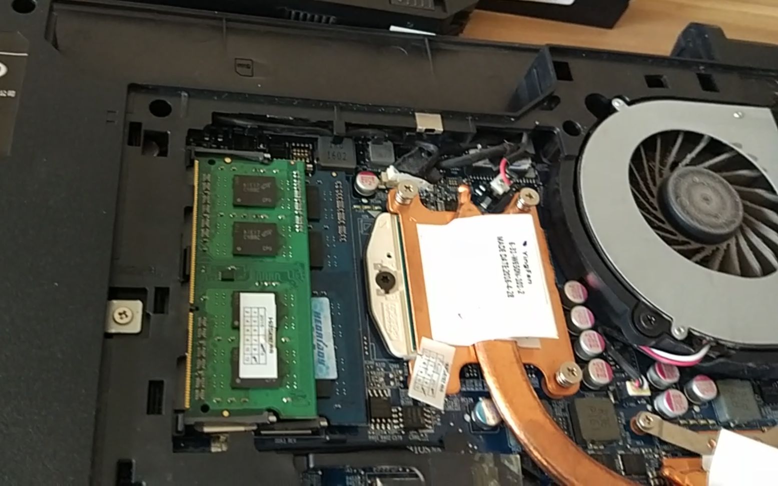 ...去电脑维修店花冤枉钱了!笔记本电脑安装内存和固态硬盘视频教程