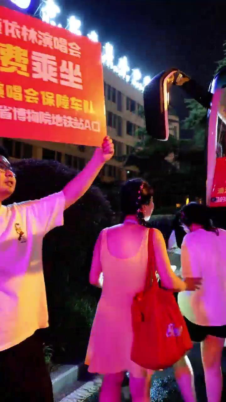 ...减少人流密集时的出行压力,同时发放专属打车优惠券包,用滴滴叫车更...