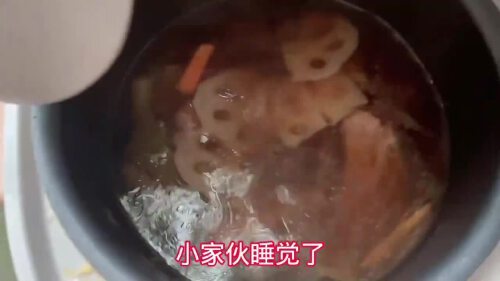 90后宝妈给宝宝做排骨莲藕胡萝卜汤,有爱吃莲藕的宝宝么?超营养