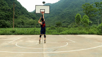 农村小伙打篮球投3分总是三不沾,评论区留下很多教学,一学就会