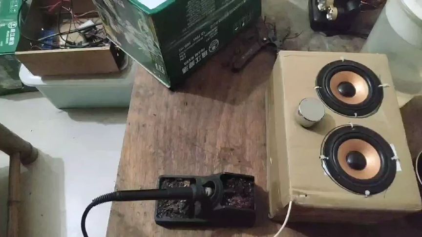 一对简陋的纸箱书架箱,出来的声音效果有点好。