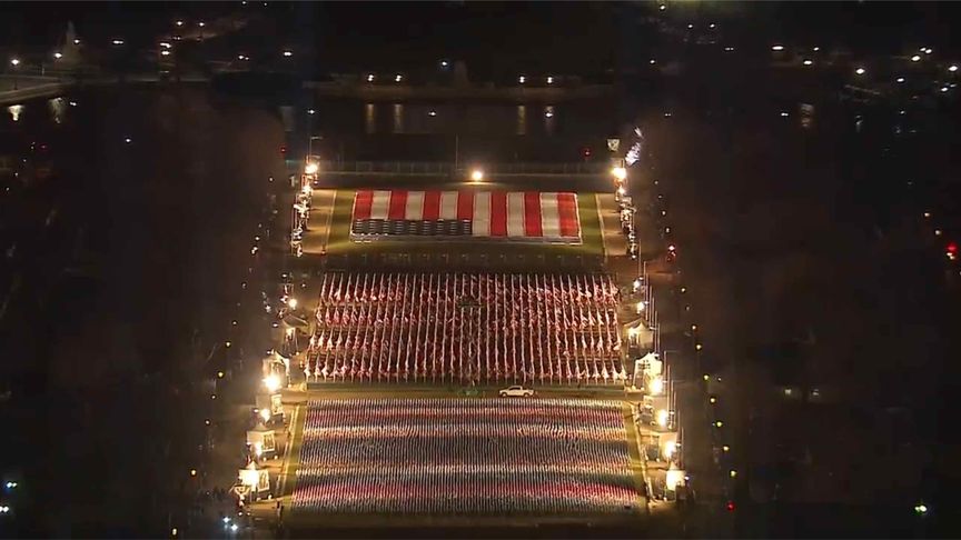 拜登就职典礼:国家广场插191500面国旗、56盏灯柱点亮46秒