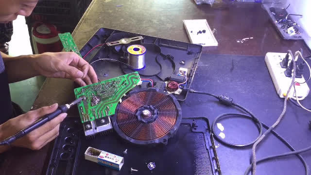 美的电磁炉不加热,开机啪啪响,原来是这里出现了问题