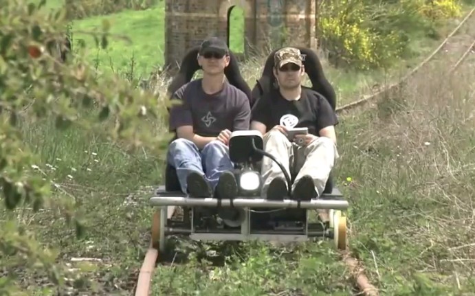 【铁道】国外铁道达人自制电动轨道小车 在废弃的一段铁路上试车,跑...