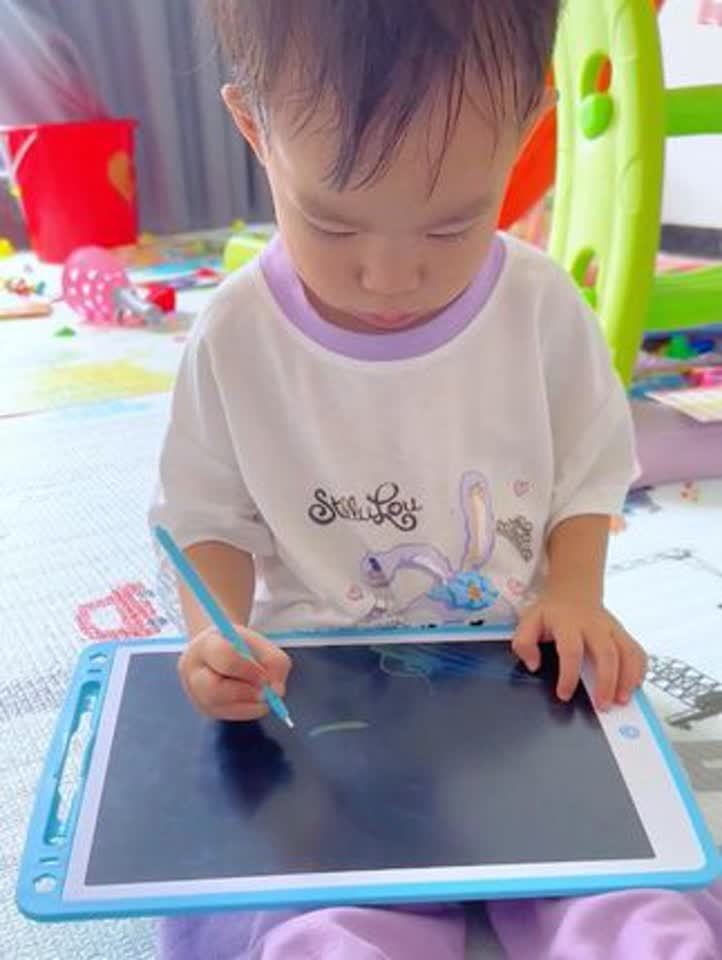 有了这个绘画板,孩子就不在家里的墙上乱涂乱画了,而且是无尘的,手也...