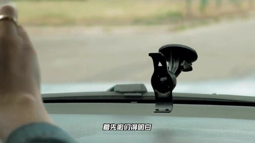 定位仪追踪器一般放在车子哪个位置