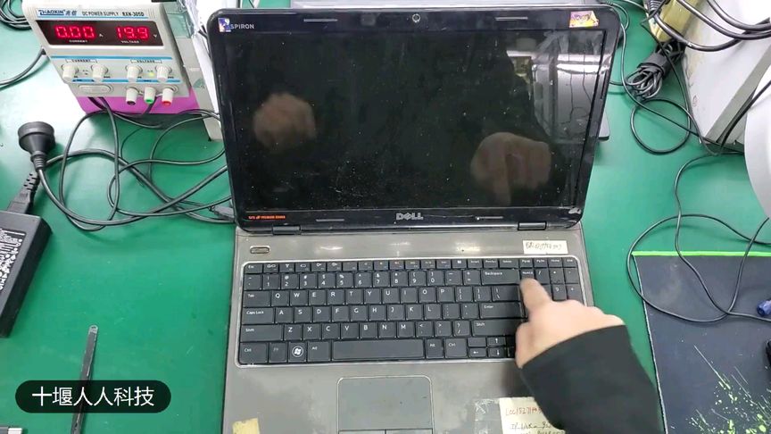 今天来看2台笔记本换显卡核心维修过程,有设备 就是这么简单,