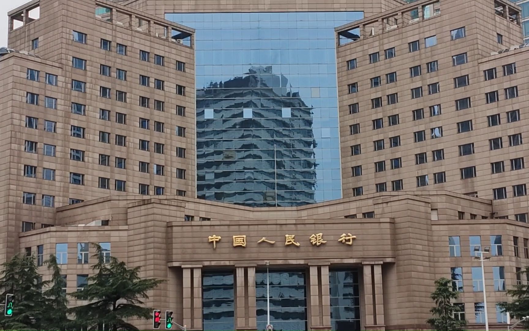 ...正式宣布开发开放浦东,1992年10月,国务院批复设立上海市浦东新区。