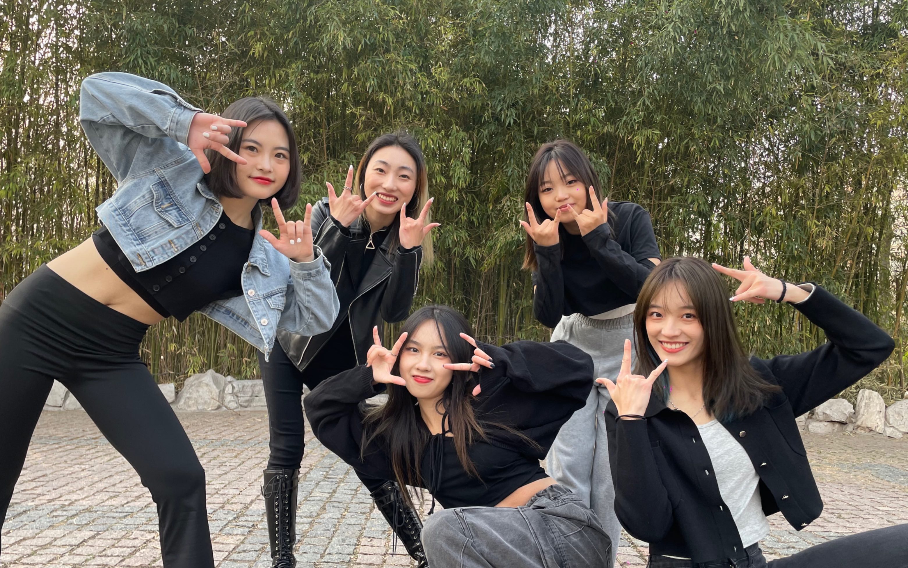 「这可能是封校大女学生最后的快乐」在学校的竹林里跳Gidle新歌...