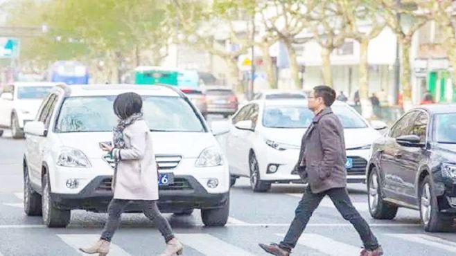 行人闯红灯被撞,机动车要负责吗?听交警说完,车主不淡定了!