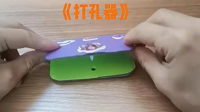 把宝宝的绘画页,用自制的打孔器完美收纳成活页本。有同款宝宝吗