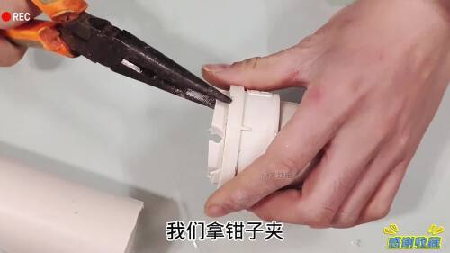PVC管拧断卡在弯头解决方法,轻松取出不烦恼