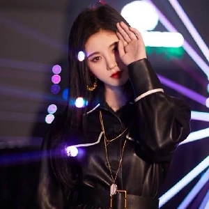 孤独抚琴 