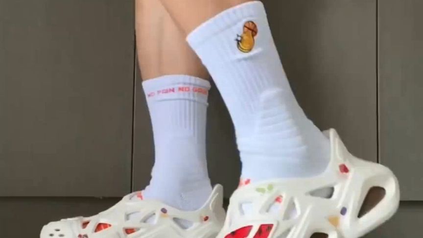 浅谈流行文化:洞洞鞋哪个品牌好? #传统文化 #知识 #老六师傅