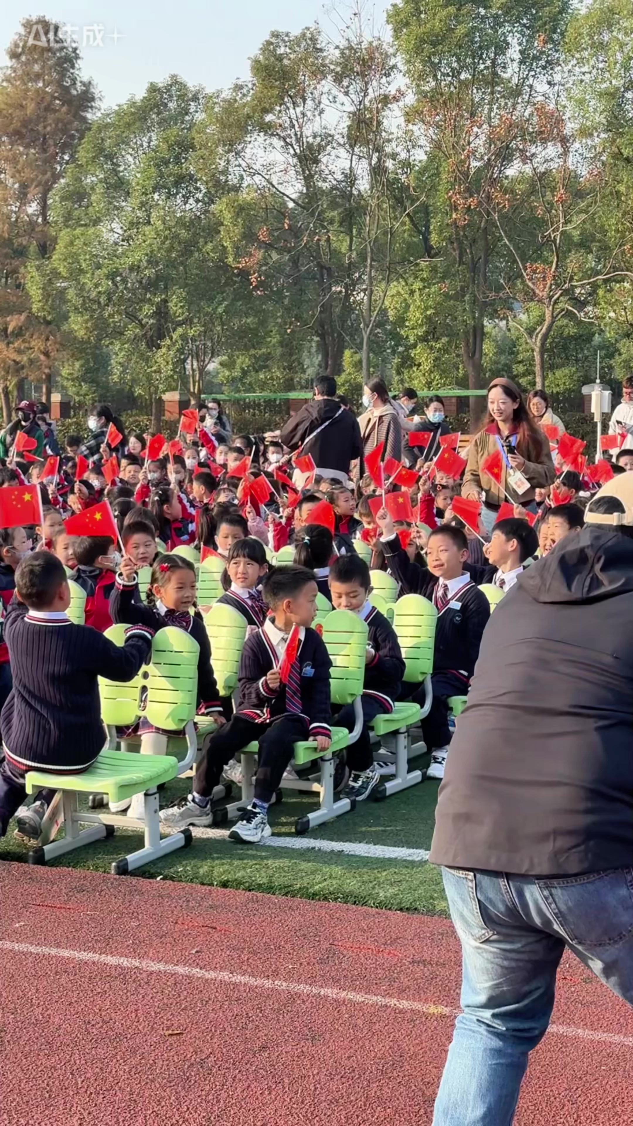 今天我们来到了上海市罗南中心学校进行升旗仪式 #升旗仪式是属于...