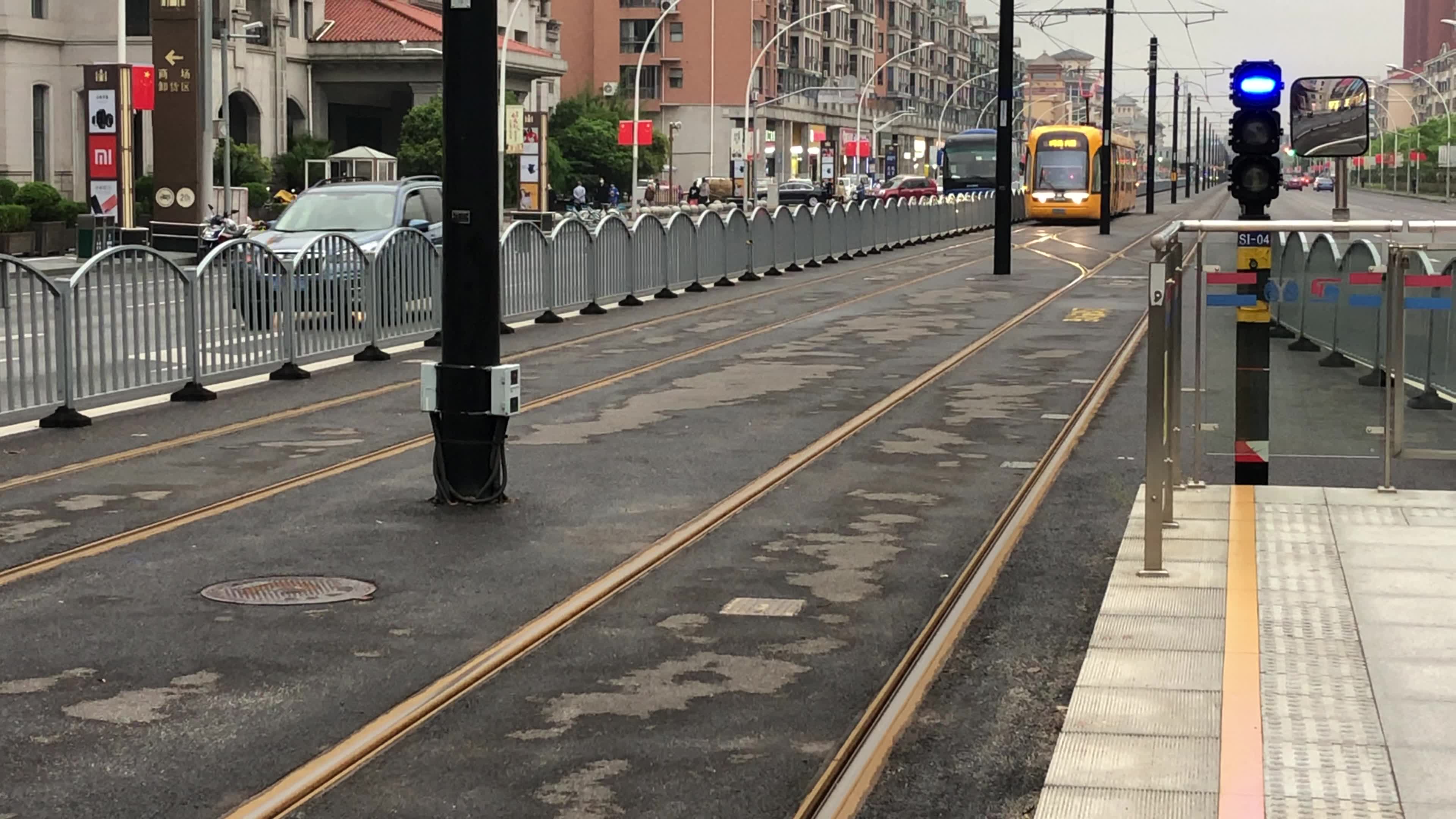 松江有轨电车0115号车与0120号车进出站交汇