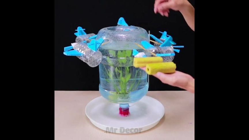 国外DIY高手:用矿泉水桶和塑料泡沫制作鱼缸,还附带小飞机模型