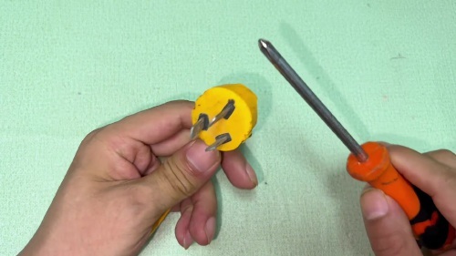 用电器有没有漏电,用万用表测一下插头就知道了,现场教给你