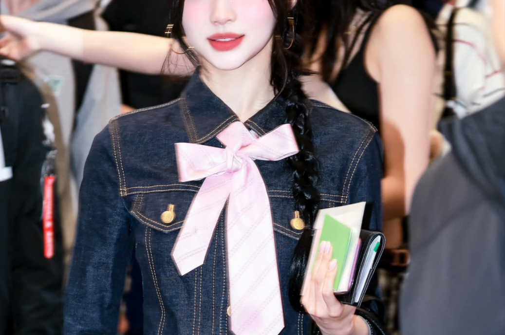 难怪亲姐是服装设计师!她的私服和发型已经让人忘记她有脸型缺陷了…
