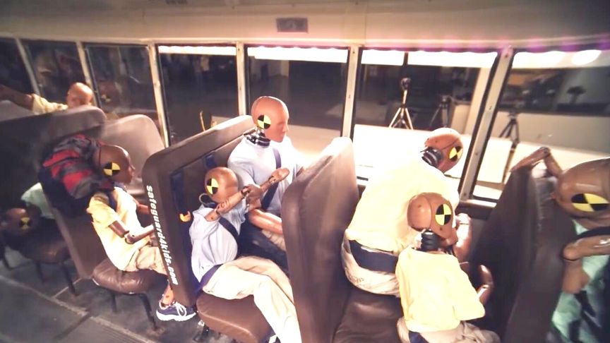 碰撞测试证明为什么校车应该安装肩带式安全带