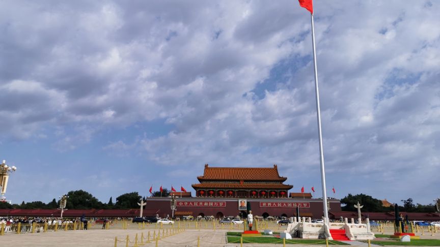 记(只看到了旗杆的)天安门升旗