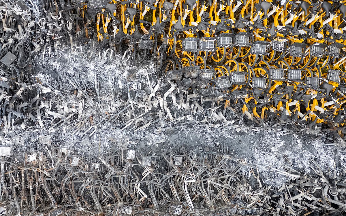 广州番禺一共享单车坟场发生起火爆炸,火灾后现场一片狼藉