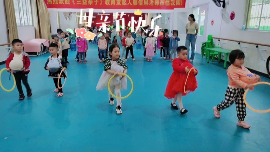 母亲节游戏,小朋友们模仿孕妈妈捡东西和睡觉,体会怀孕的辛苦