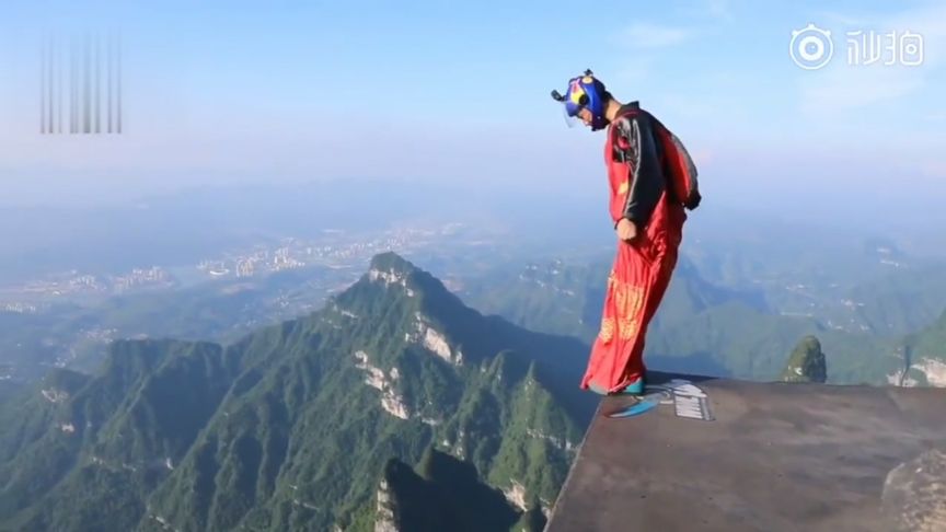 实拍亚洲第一飞人张家界训练:叠伞千次仍谨慎,时刻注意风险